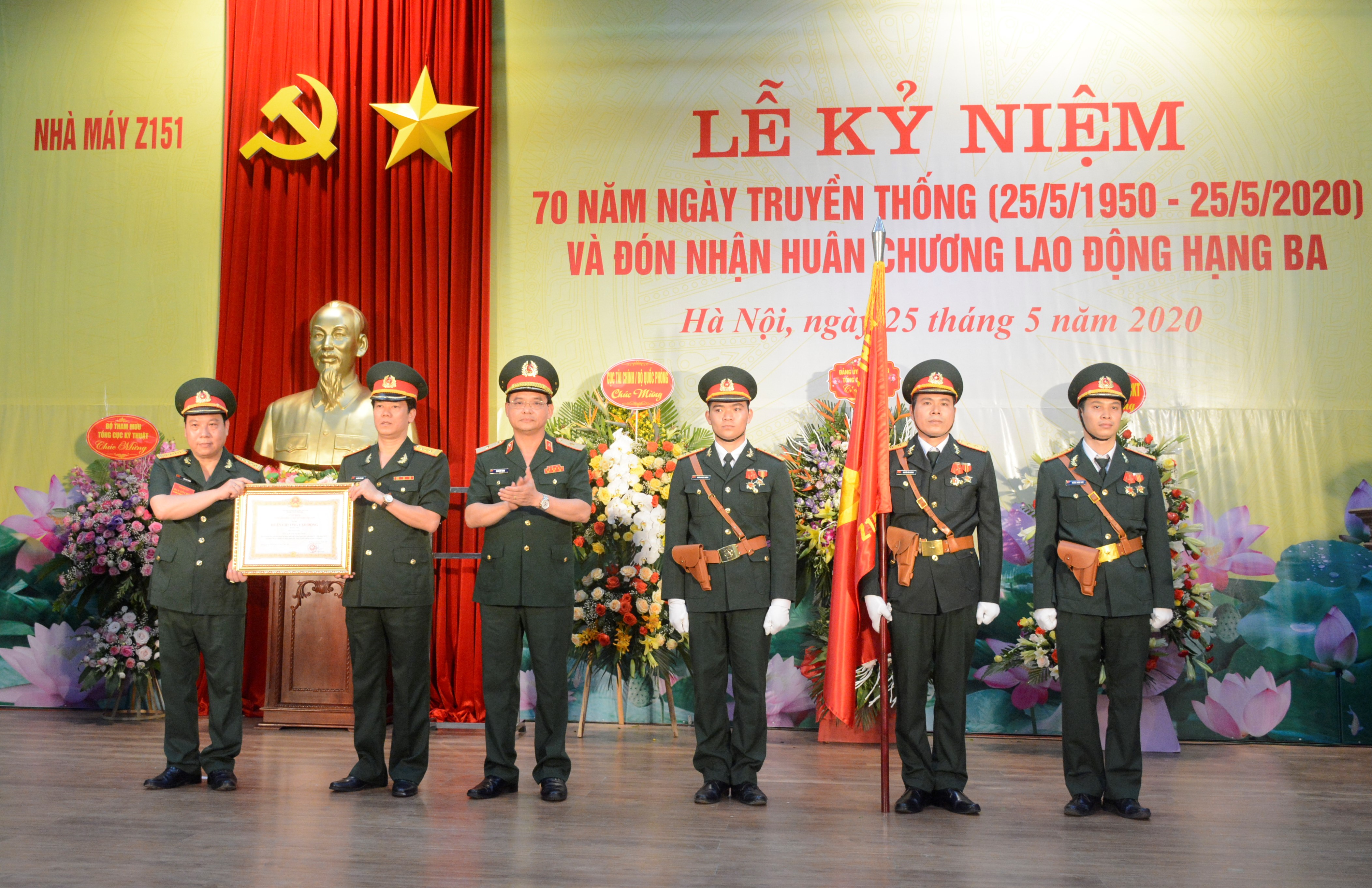 Nhà máy Z151 đón nhận Huân chương Lao động hạng Ba