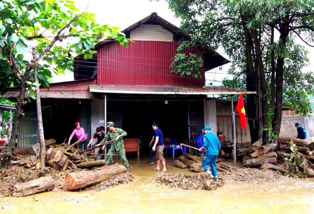 Ban CHQS huyện Văn Bàn (Lào Cai) khắc phục hậu quả lũ ống