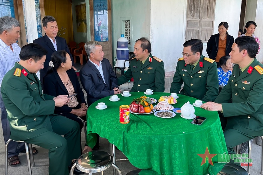 Thượng tướng Lê Huy Vịnh dâng hương Đền thờ Bác Hồ tỉnh Quảng Bình