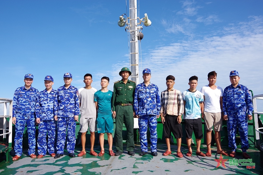 Vùng Cảnh sát biển 2 bàn giao tàu cá gặp nạn trên vùng biển Bình Thuận