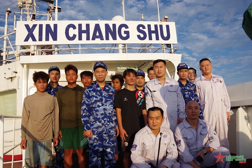Vùng Cảnh sát biển 2 bàn giao tàu cá gặp nạn trên vùng biển Bình Thuận