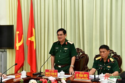 Trung tướng Nguyễn Xuân Dắt, dự hội nghị phiên cuối năm tại Sư đoàn 8