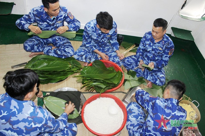 Hải đoàn 21 (Vùng Cảnh sát biển 2): thi “Gói và nấu Bánh chưng xanh