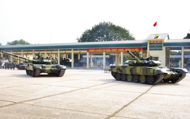 Lớp đào tạo dài hạn CH-TM khóa 12 HVQP thăm Lữ đoàn xe tăng 201