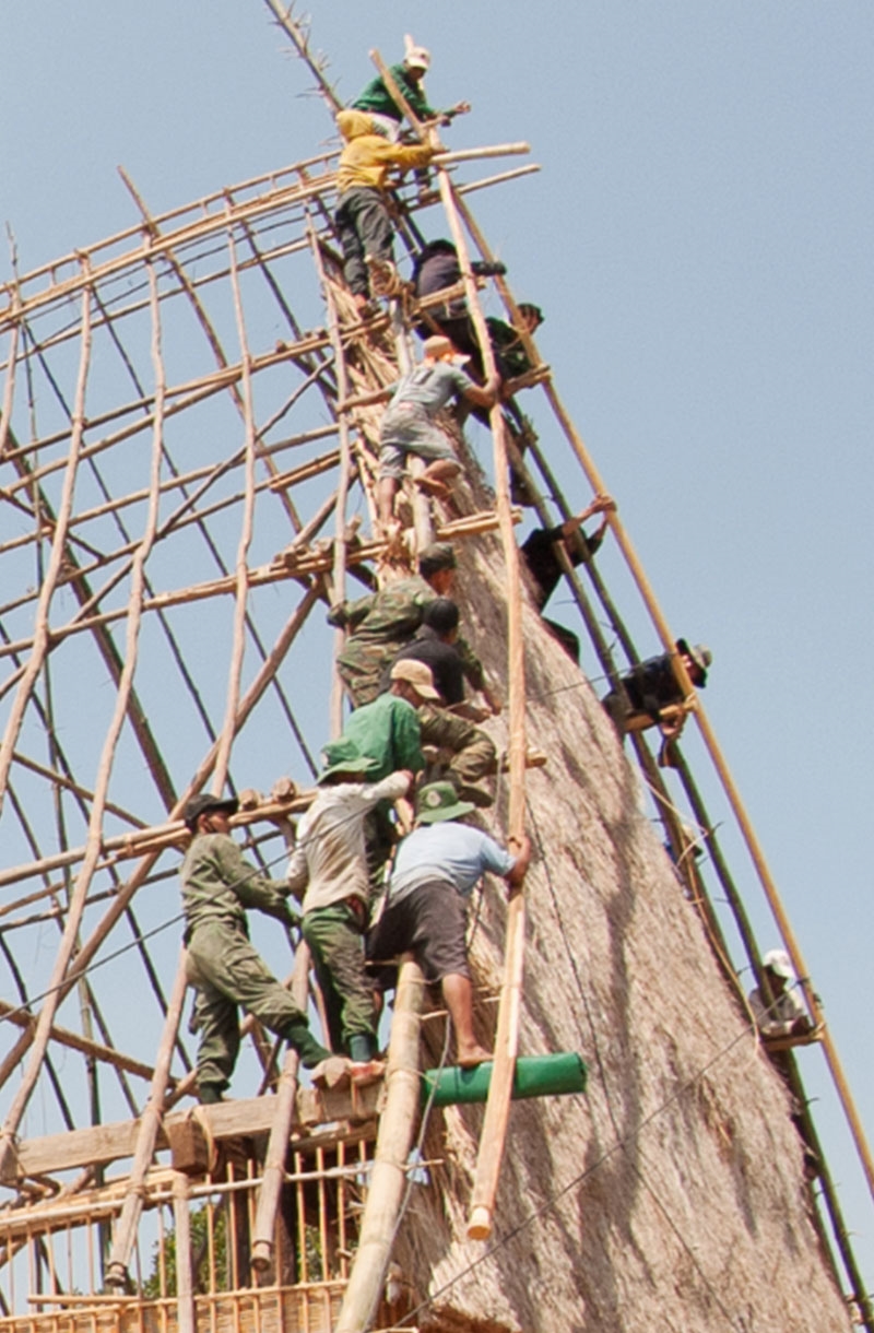 Làm mới mái nhà rông