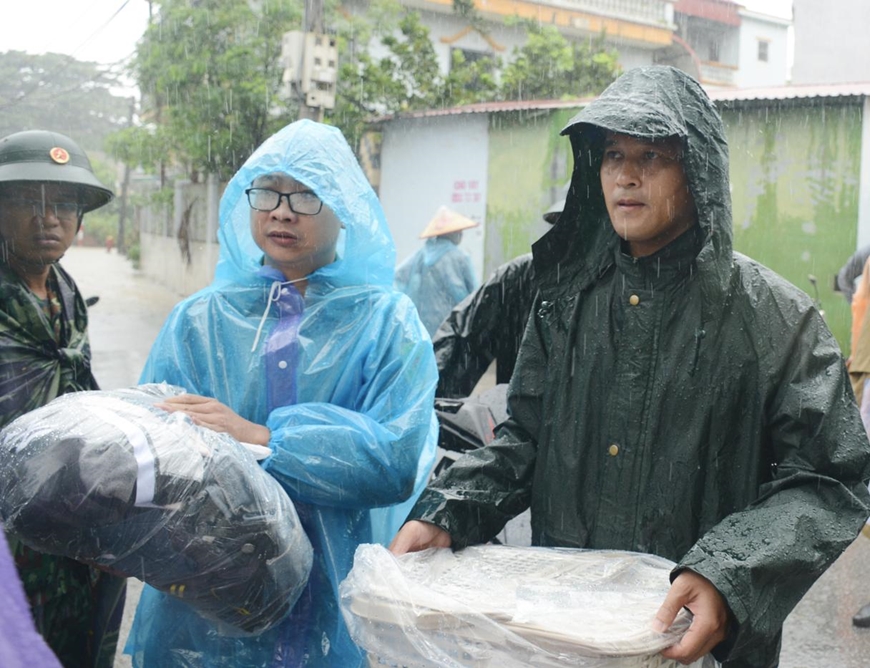 Nước lũ tràn về: Bộ đội có mặt đúng thời khắc nguy nan