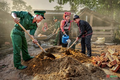 Bộ đội Biên phòng Đồn Leng Su Sìn, tỉnh Điện Biên giúp dân