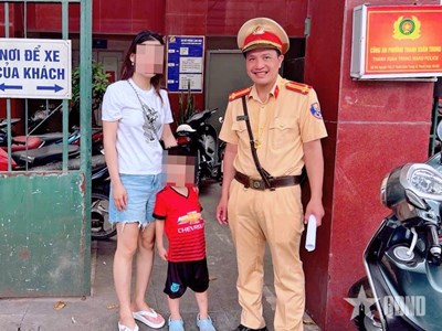 CSGT kịp thời giúp bé trai đi lạc giữa trưa nắng trở về với người thân