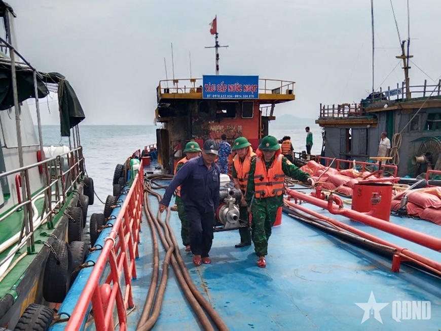 Kịp thời dập tắt đám cháy trên tàu vận chuyển nước ngọt trên biển