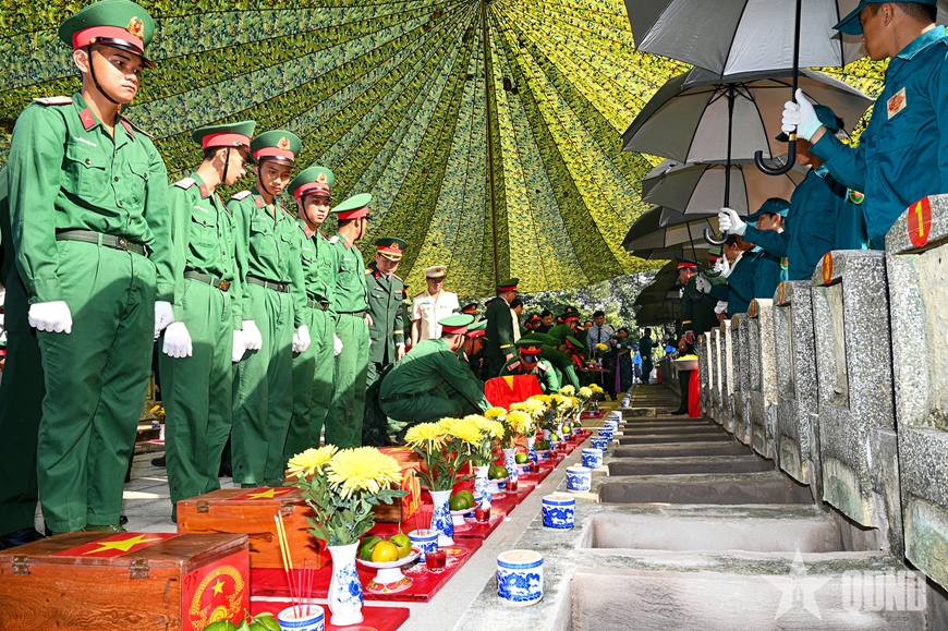 Thượng tướng Võ Minh Lương dự Lễ an táng hài cốt liệt sĩ