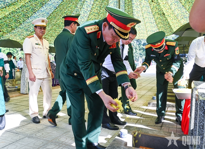 Thượng tướng Võ Minh Lương dự Lễ an táng hài cốt liệt sĩ