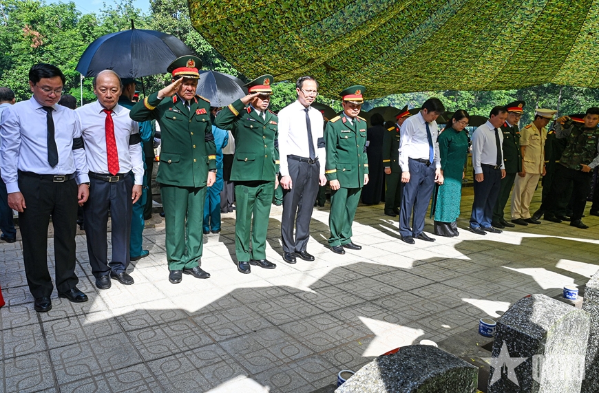 Thượng tướng Võ Minh Lương dự Lễ an táng hài cốt liệt sĩ