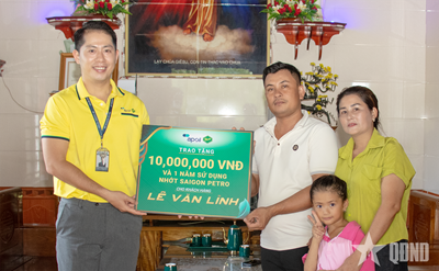 Trao quà hỗ trợ ngư dân Lê Văn Lĩnh đã tham gia cứu sống 26 du khách