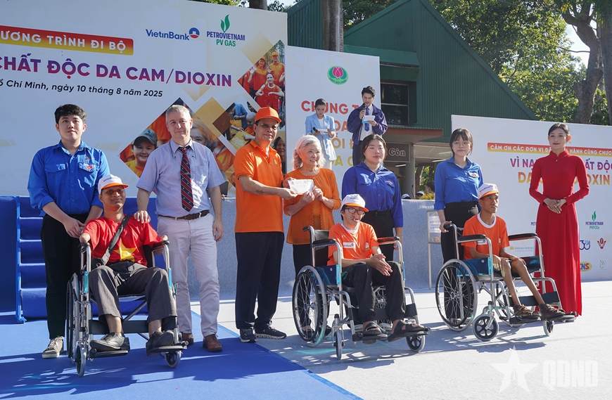 Hơn 5.000 người tham gia đi bộ vì nạn nhân chất độc da cam dioxin