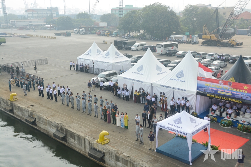 Tàu CSB 8001 bắt đầu thăm và giao lưu với Cảnh sát biển Indonesia