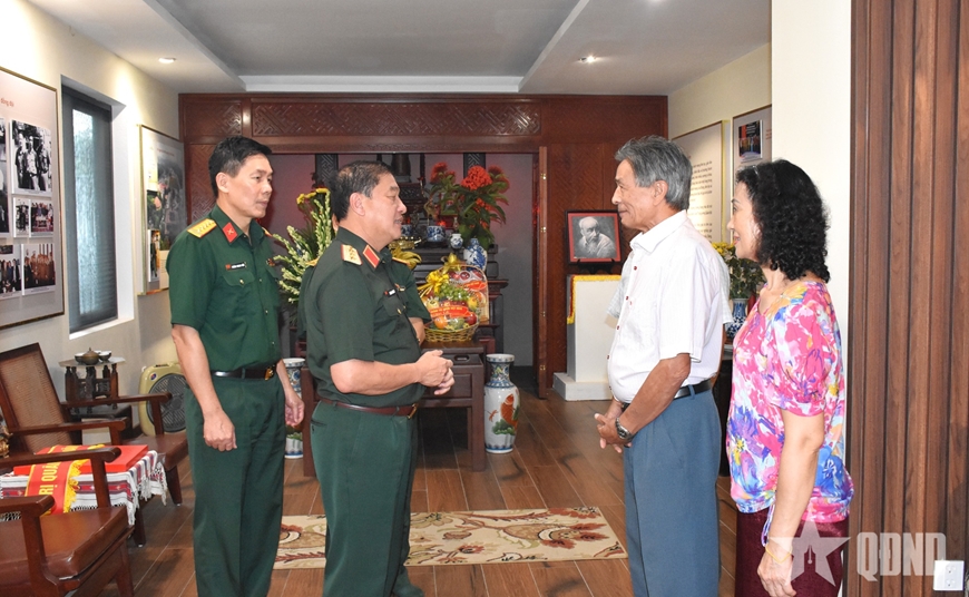 Senior Lieutenant General Truong Thien To offers incense and pays ...