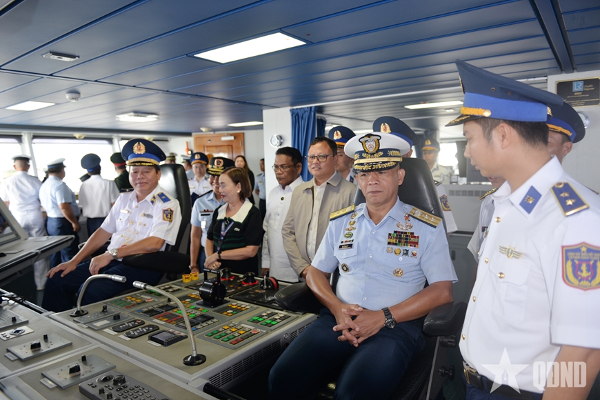 Tàu CSB 8002 cập cảng Cebu Pier 5 (thành phố Cebu, Philippines)