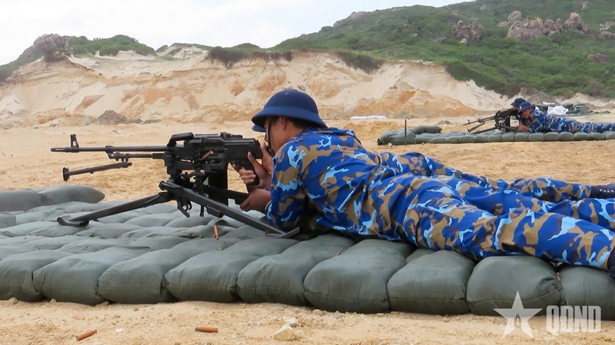 Naval Region 4 Training Center conducts practice shooting DKZ and PKMS machine guns