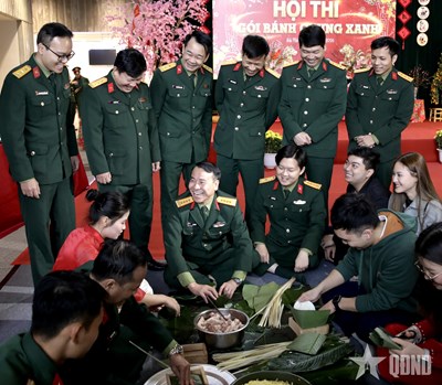 Rộn ràng không khí gói bánh chưng tại Bảo tàng Lịch sử Quân sự