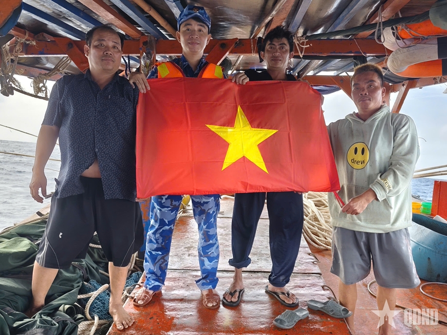 Tàu CSB 8005: Sắc xuân trong nghĩa tình đồng đội, thắm tình quân dân