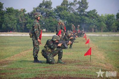 Lính trẻ Trung đoàn 5 đua tài kiểm tra 3 tiếng nổ