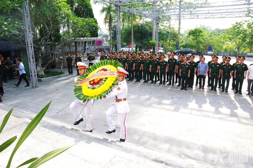 Đoàn cán bộ, giảng viên, học viên Học viện Quốc phòng dâng hương