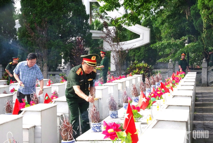 Đoàn cán bộ, giảng viên, học viên Học viện Quốc phòng dâng hương