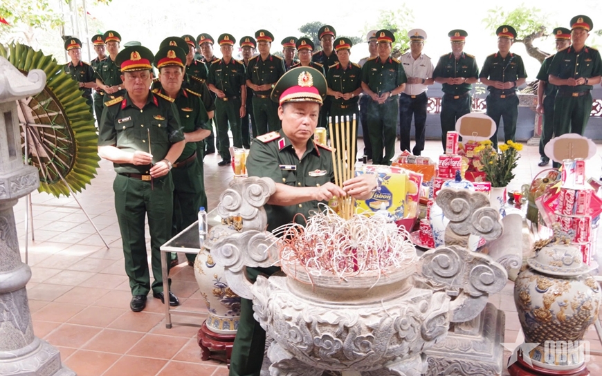 Đoàn cán bộ, giảng viên, học viên Học viện Quốc phòng dâng hương