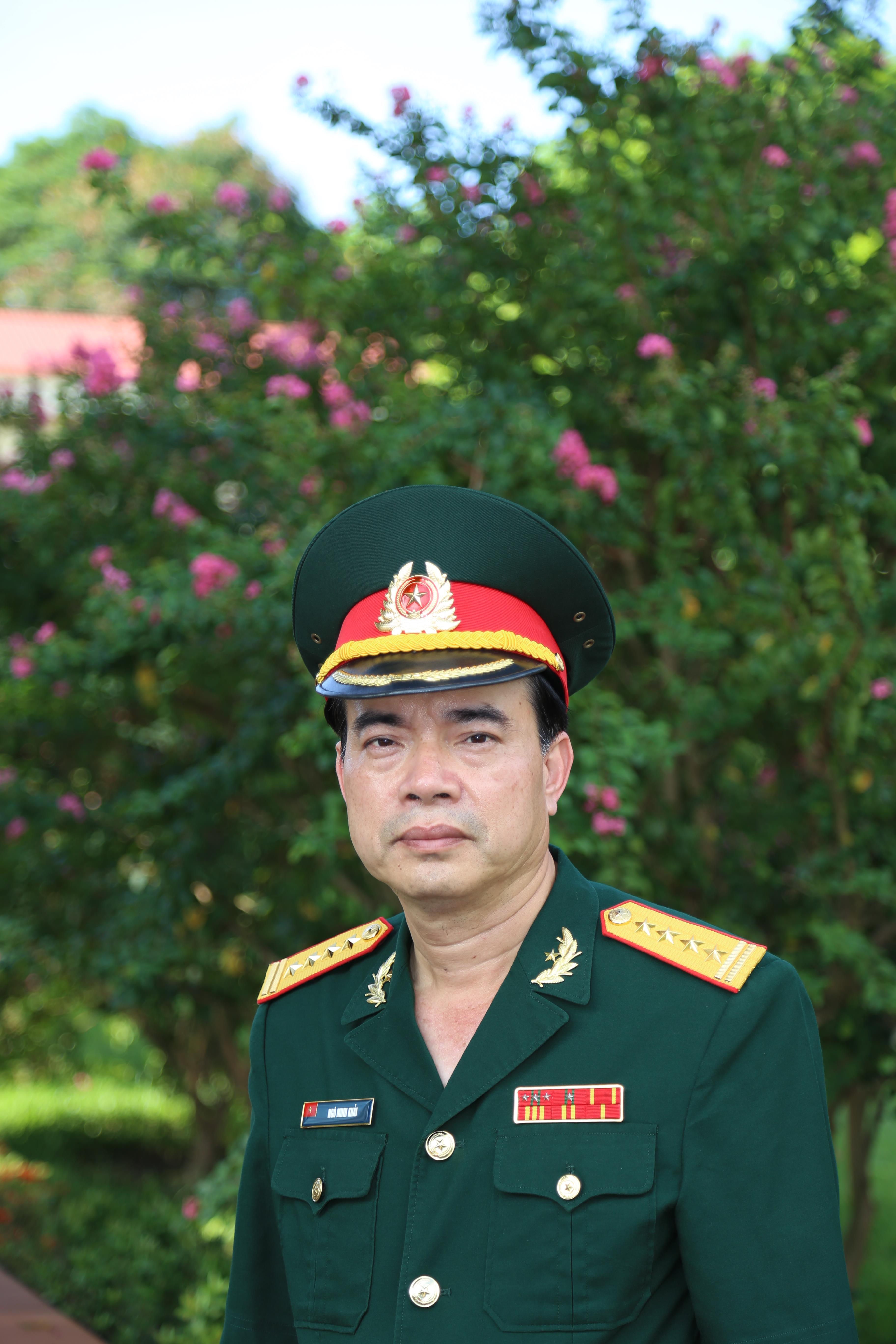 Một doanh nhân tiêu biểu mang áo lính