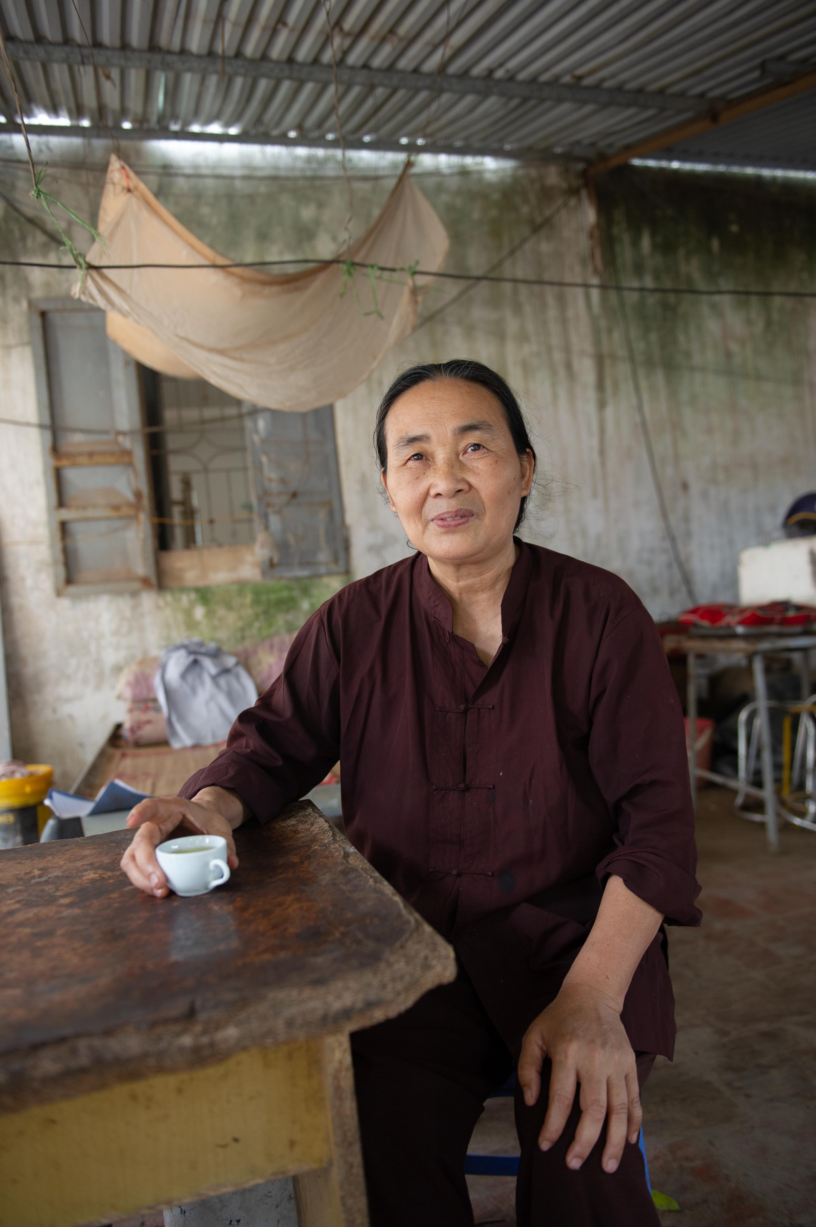 Bà chủ chân đất