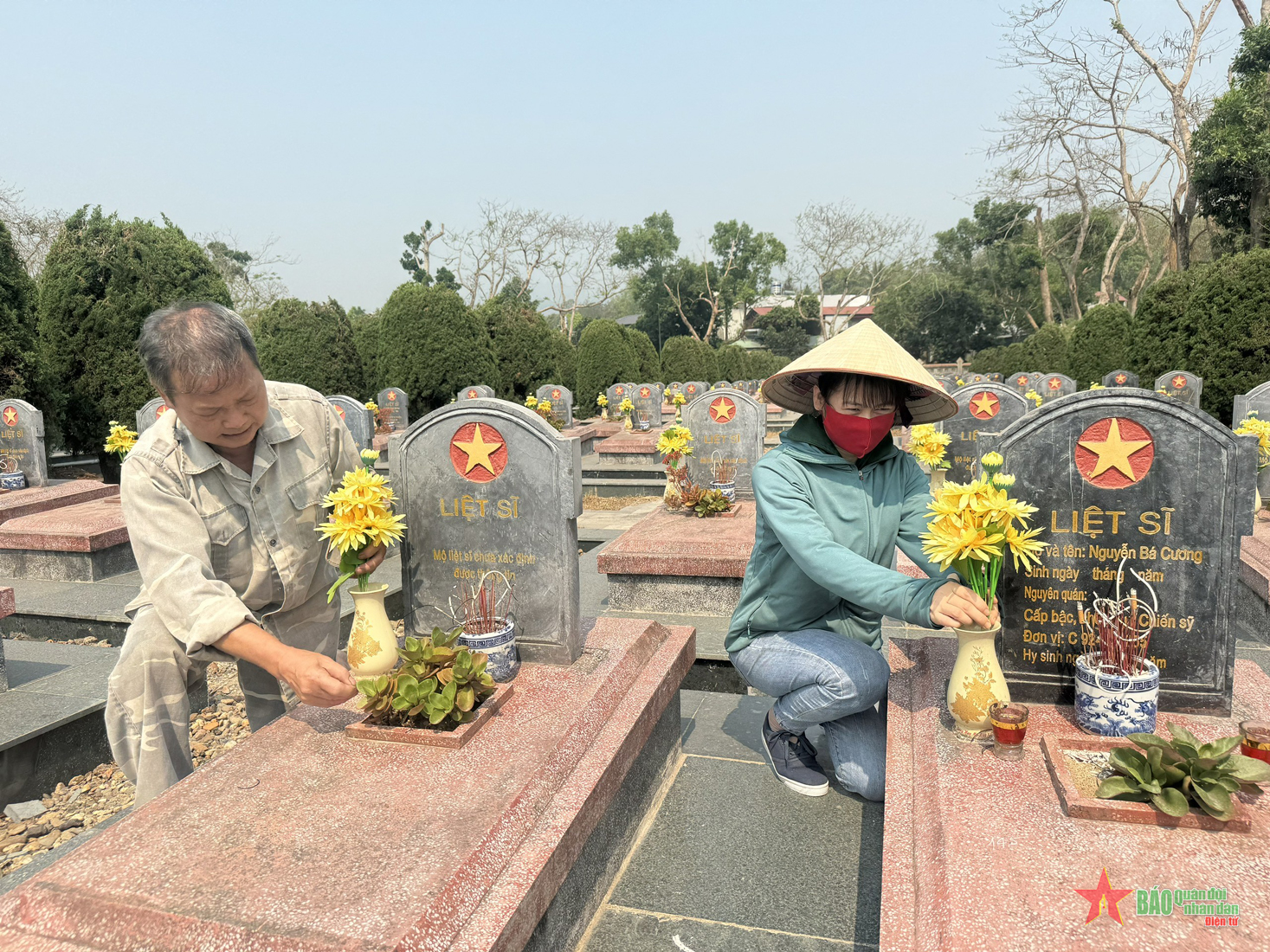 Thăm Nghĩa trang Liệt sĩ đồi Độc Lập
