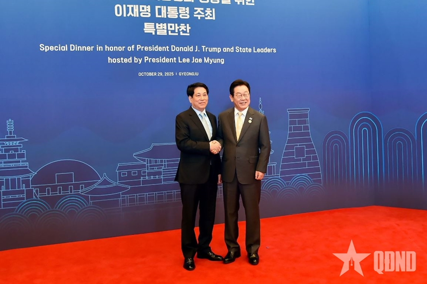 2025年APEC会议周：越南国家主席梁强与APEC领导人共进欢迎晚宴