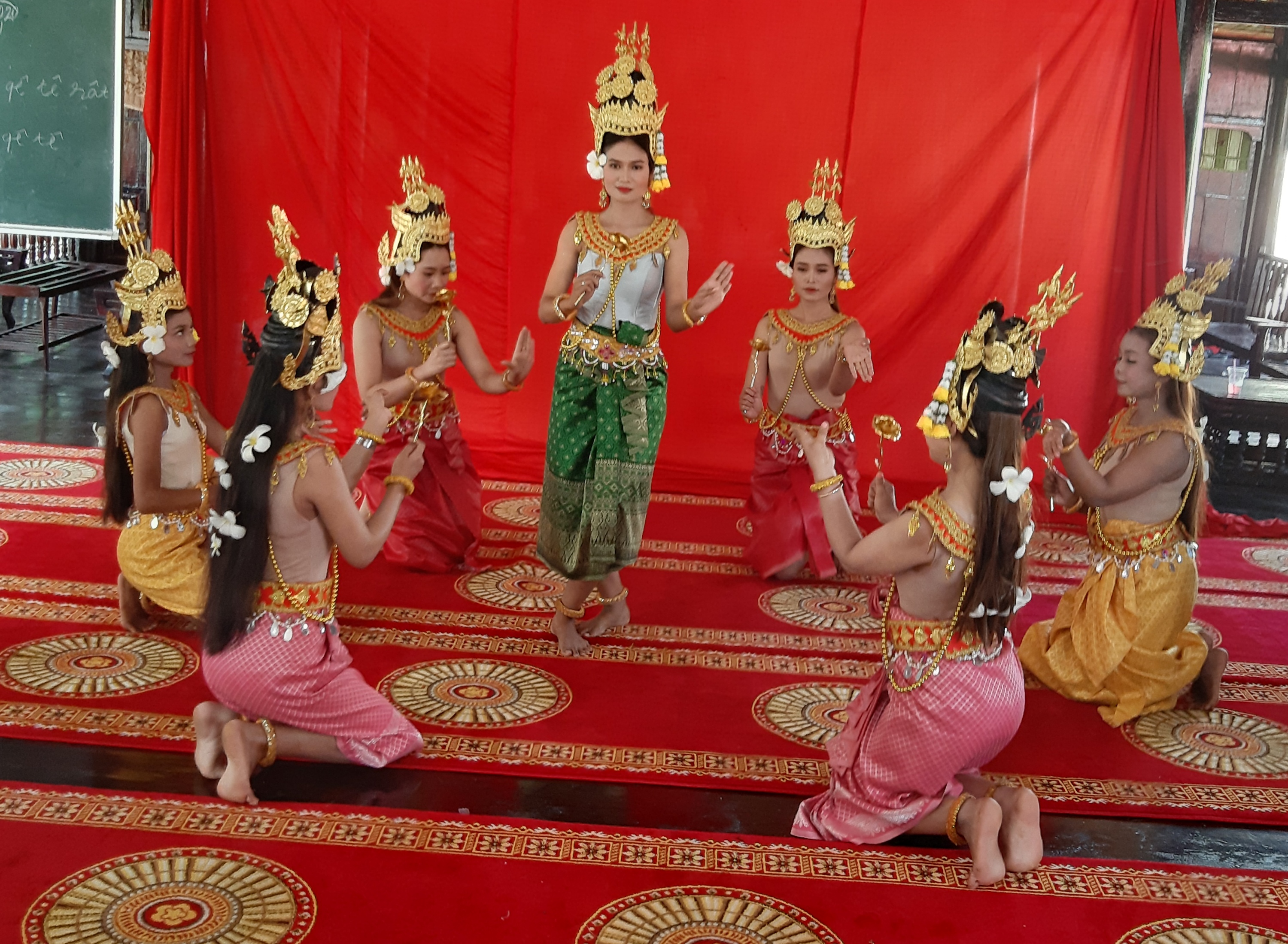 របាំក្បាច់បុរាណខ្មែរ