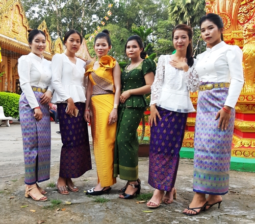 ភាពស្រស់ស្អាតរបស់នារីខ្មែរក្នុងស្លៀកសំលៀកបំពាក់ប្រពៃណី ភាពស្រស់ស្អាតរបស់នារីខ្មែរក្នុងស្លៀកសំលៀកបំពាក់ប្រពៃណី