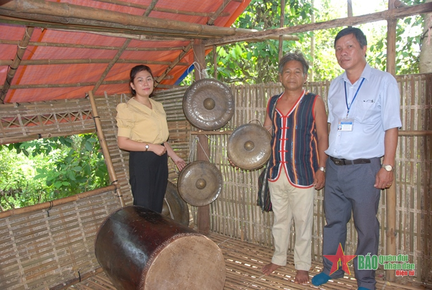 ព្រឹទ្ធាចារ្យភូមិ Dieu Hang ...