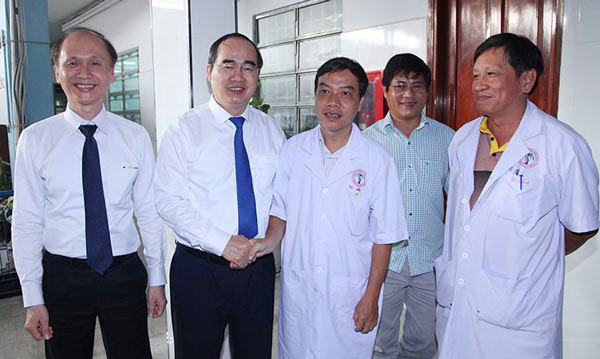 Leaders visit congratulate medical officials on Vietnamese Doctors Day