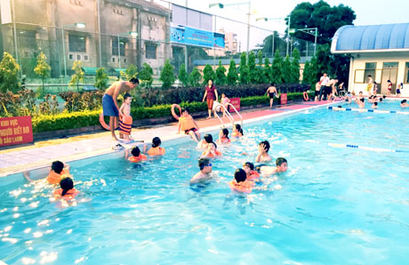 HCM City’s districts told to build swimming pools