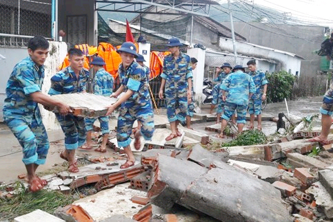 Troops help people overcome disaster consequences