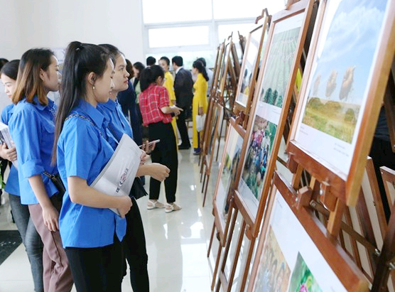 ASEAN photo, documentary exhibition opens in Hoa Binh