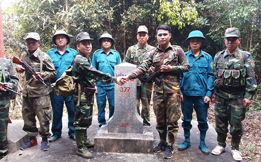 Vietnamese, Lao border guards conduct joint patrol
