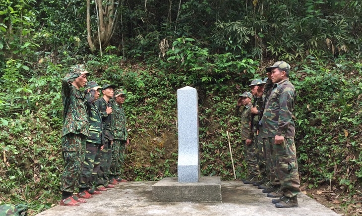 Vietnamese, Lao border guards conduct joint patrol