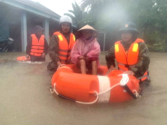 Troops help people overcome disaster consequences