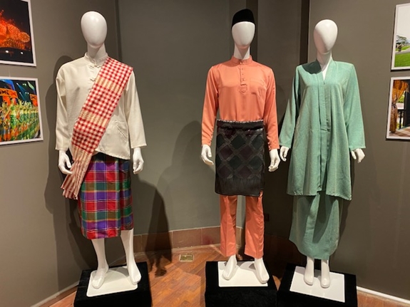 Exhibition on ASEAN traditional costumes opens in Hanoi