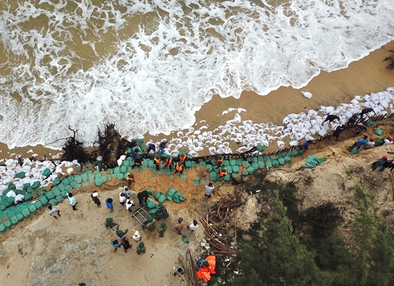 Border troops help local people brace for upcoming storm