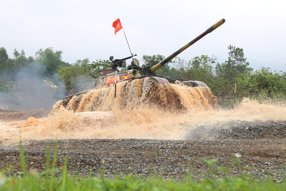 Troops performing skills in “Good Tank Crews” contest