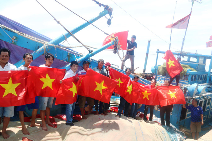 President Nguyen Xuan Phuc presents 5,000 national flags to fishermen