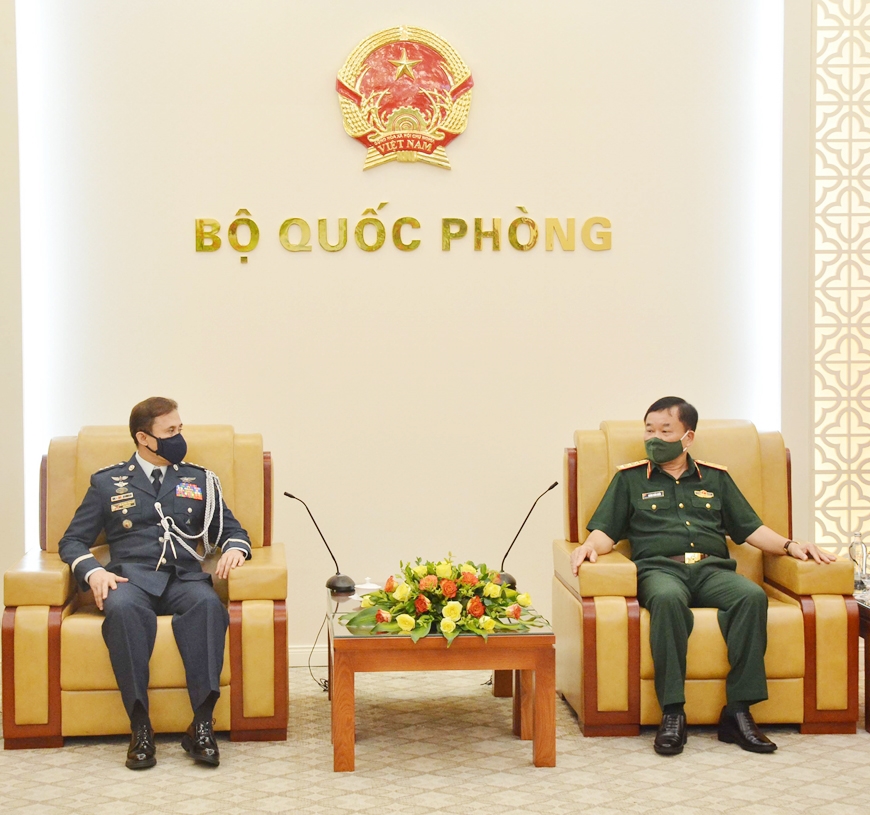 Deputy defense minister receives newly-appointed Filipino defense attaché