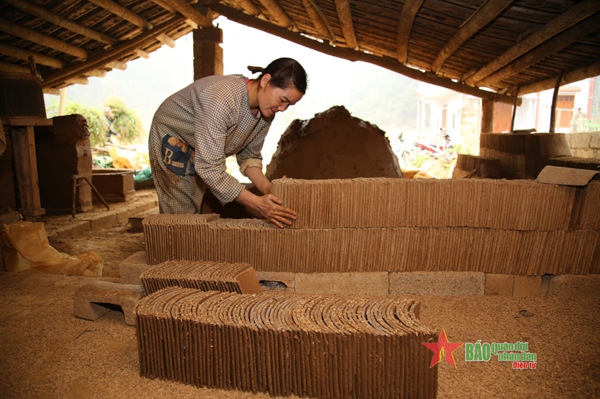 Nung ethnic people’s Yin-Yang tiles making tradition