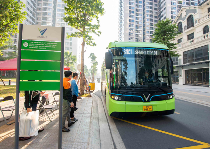 First smart e-bus fleet hits Hanoi street