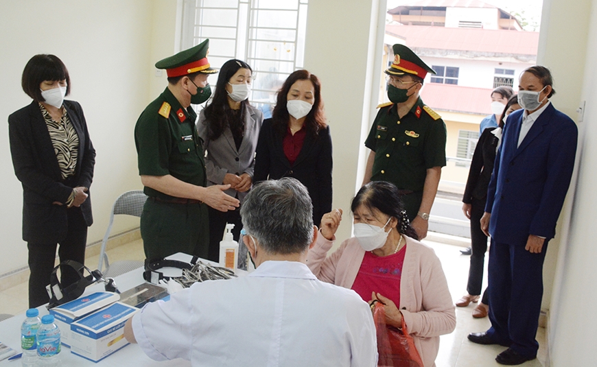 Military medical force provides health checkup for border people
